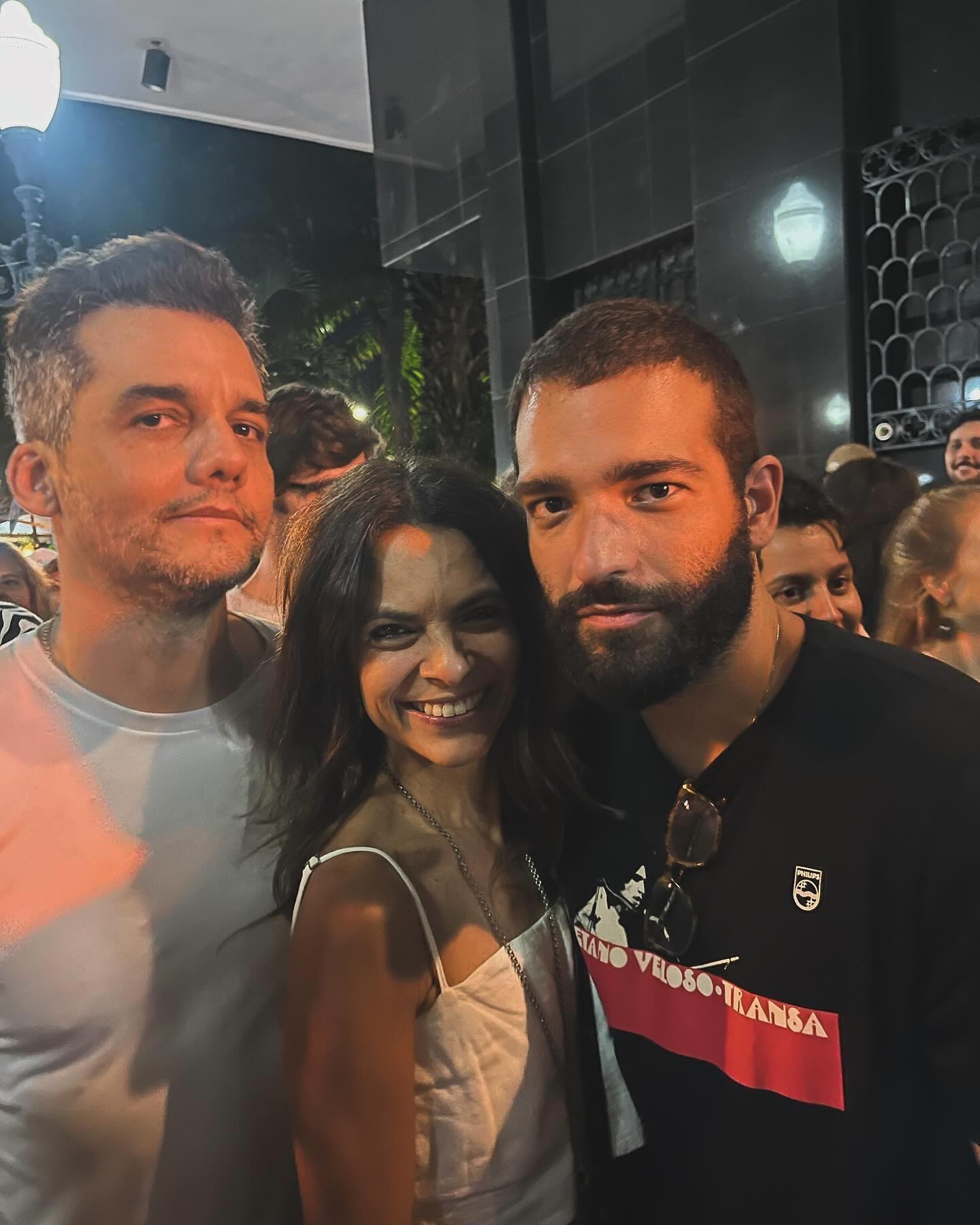 Wagner Moura posa agarradinho com a esposa, Sandra Delgado, nos ...