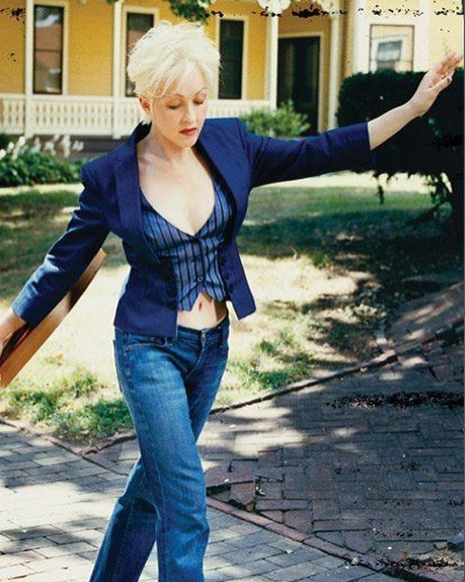 Nos 70 anos de Cyndi Lauper, relembre diferentes visuais e hits da artista