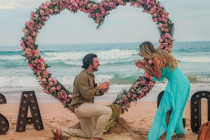 Renata Muller, ex de Victor Pecoraro, é pedida em casamento por empresário