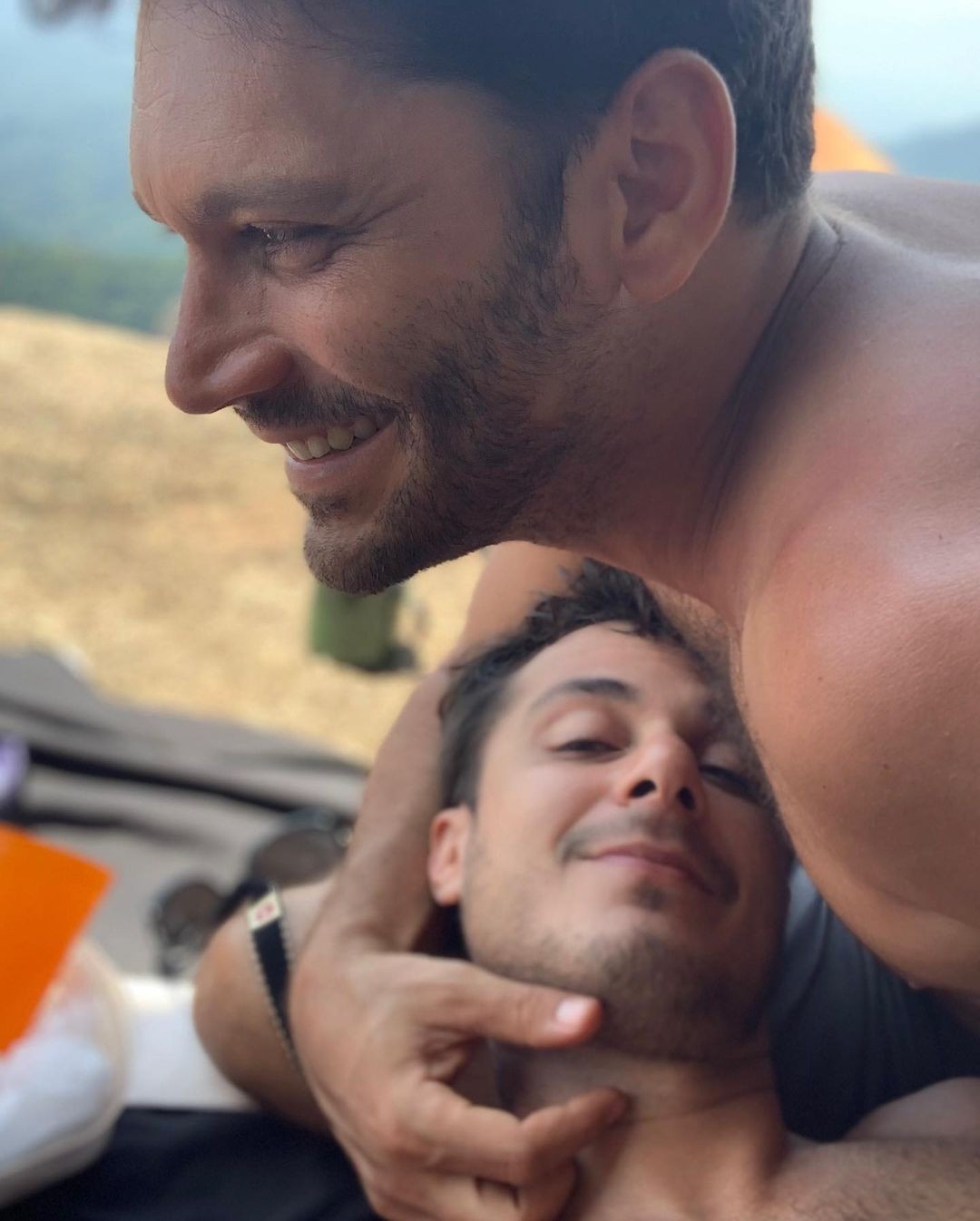 Armando Babaioff se declara no aniversário do namorado: 'Te amo'