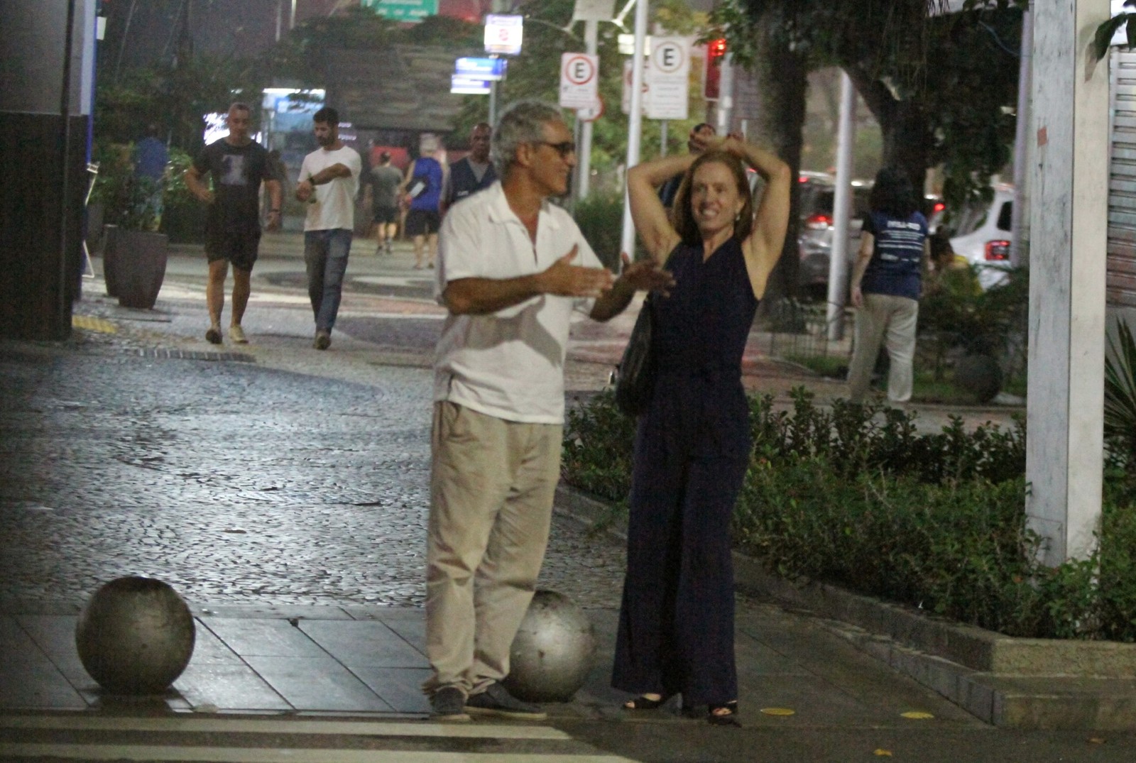 Sempre discreta, Bel Kutner deixa time das solteiras e troca beijos com ...
