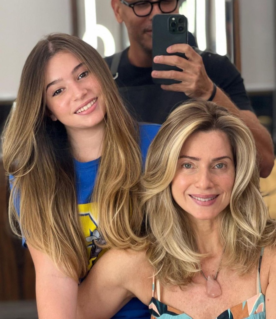 Leticia Spiller posa com a filha em dia de salão de beleza