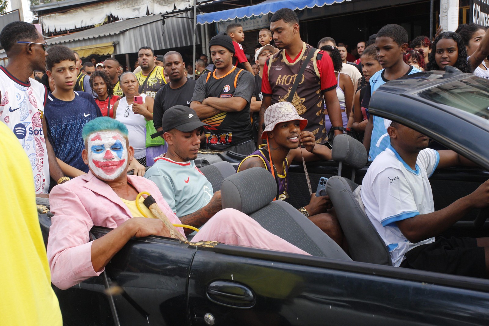 MC Poze do Rodo é libertado e deixa presídio em Bangu recebido por multidão de fãs