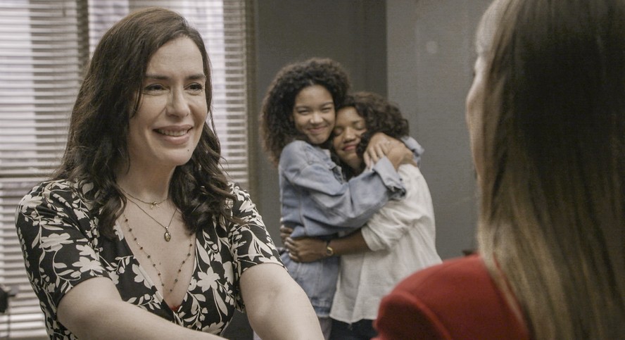 Em ‘Elas por elas’, Renée e Márcia aceitam compartilhar a guarda de Vic