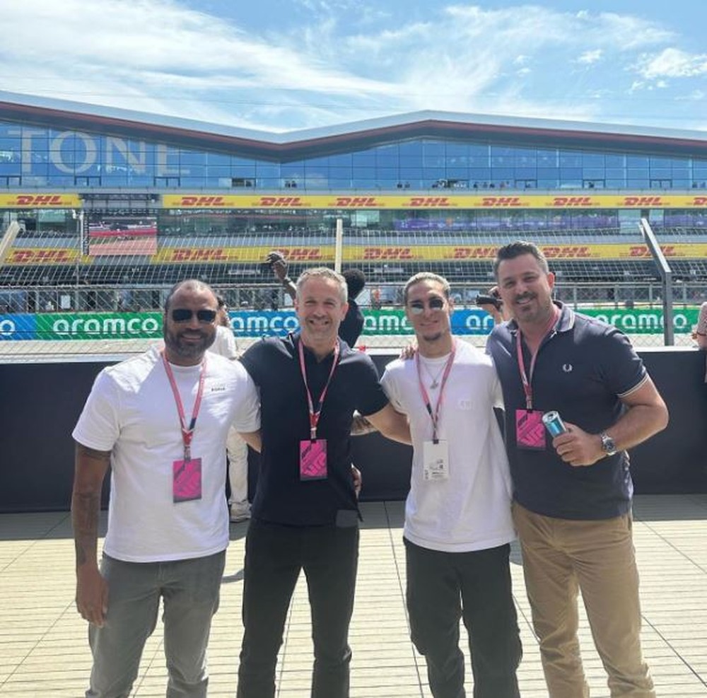 No Brasil, após afastamento do Manchester, Antony curte dia de sol e ...