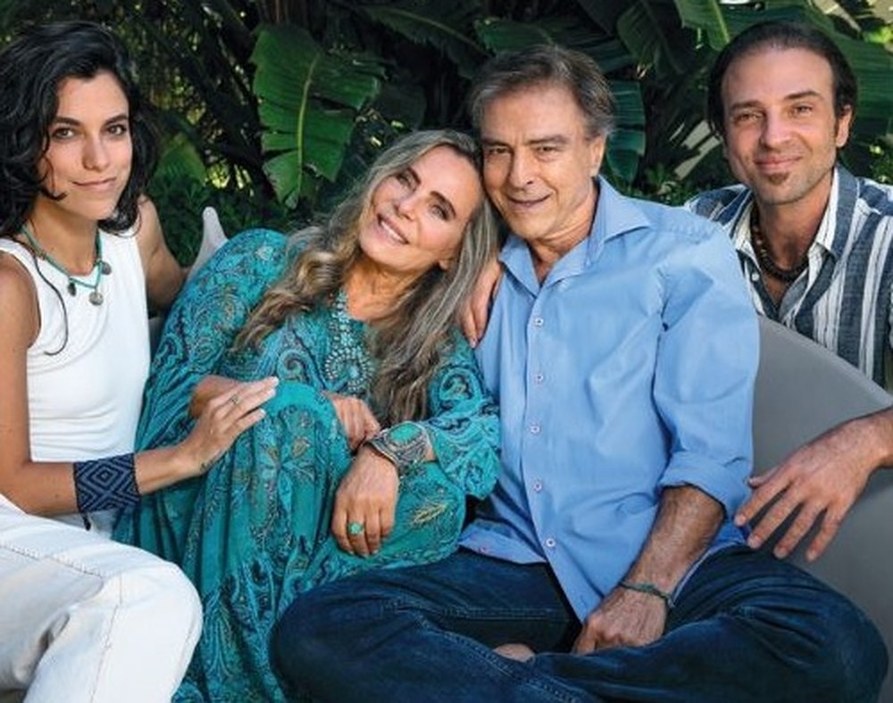 Bruna Lombardi posa com o marido galã, o único filho e a nora em visita ...
