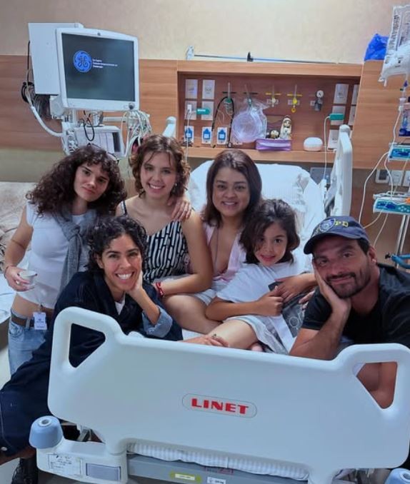 Aos 16 anos, Flor Gil namora estudante americana que mora nos EUA