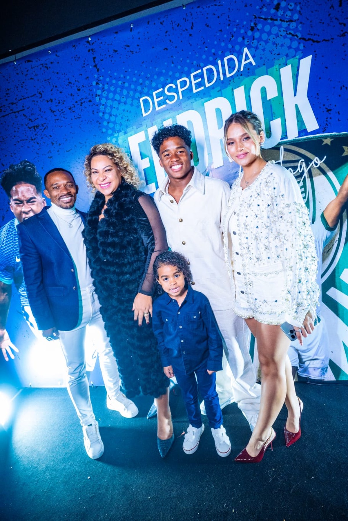 Após climão, mãe e namorada de Endrick posam juntas na despedida do jogador