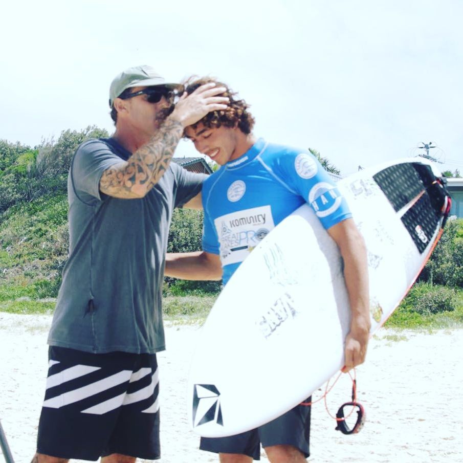 A nova família do surfe: Quem está por trás do campeão Yago Dora