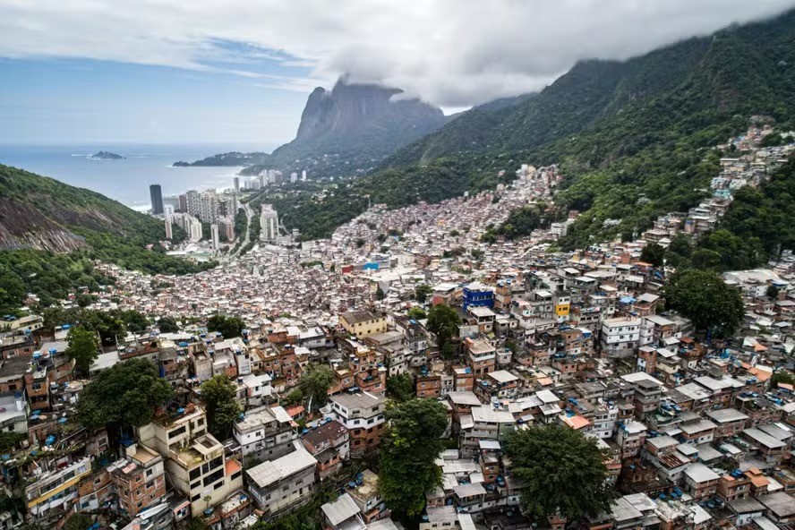 Quase 16,4 milhões de pessoas moram em favelas no Brasil, revela Censo ...