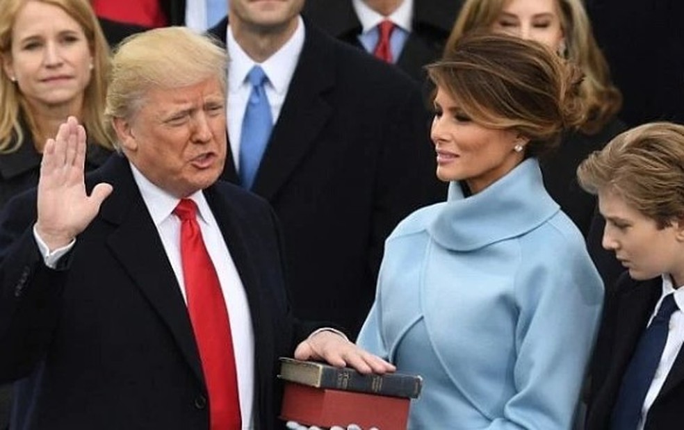 Trump quebra tradição e faz o juramento como presidente sem colocar mão ...