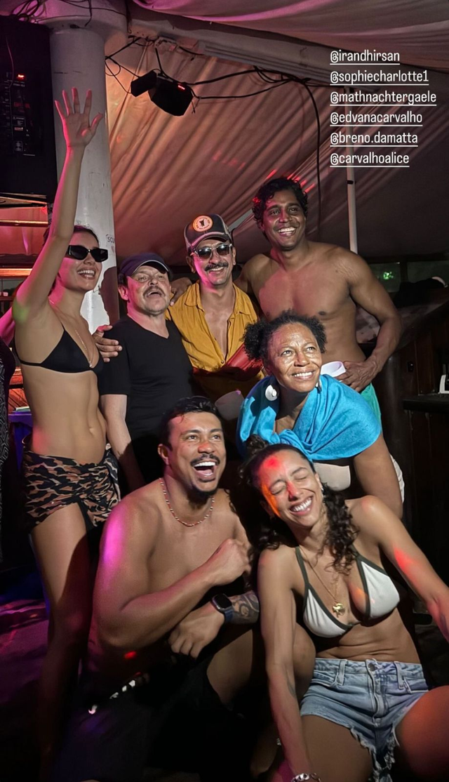 Xamã curte passeio de barco com Sophie Charlotte, a ex, Mell Muzzillo, e outros atores de ...