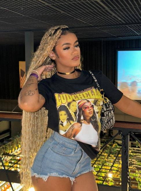 Irmão de Ludmilla assiste cantora em evento ao lado de influenciadora ...