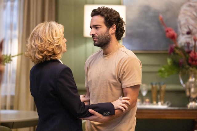 Em ‘Vale tudo’, Afonso revela a Odete que Marco Aurélio desvia milhões da TCA