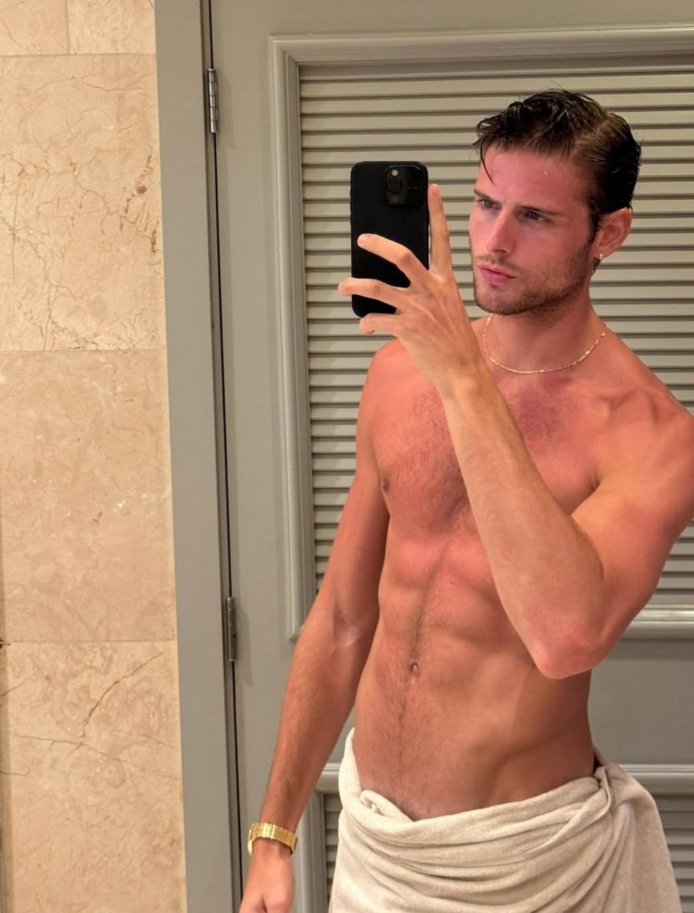 Ex-BBB Daniel Lenhardt é batizado após deixar Onlyfans: 'Minha sexualidade não vai mudar'