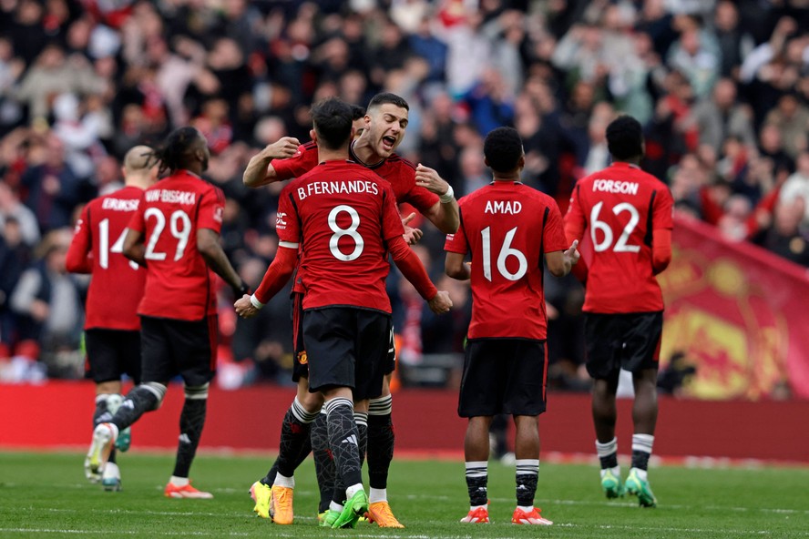 Em jogo emocionante, Manchester United elimina o Coventry e vai à final ...