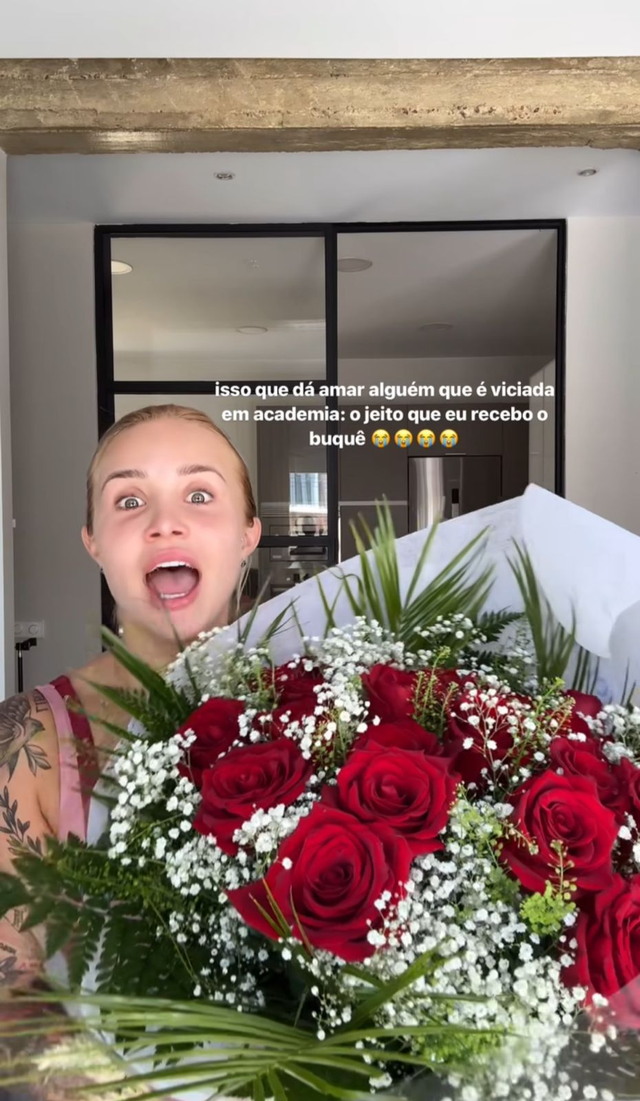 Ficando sério! Affair de Rodrygo Goes, modelo recebe buquê de flores do ...