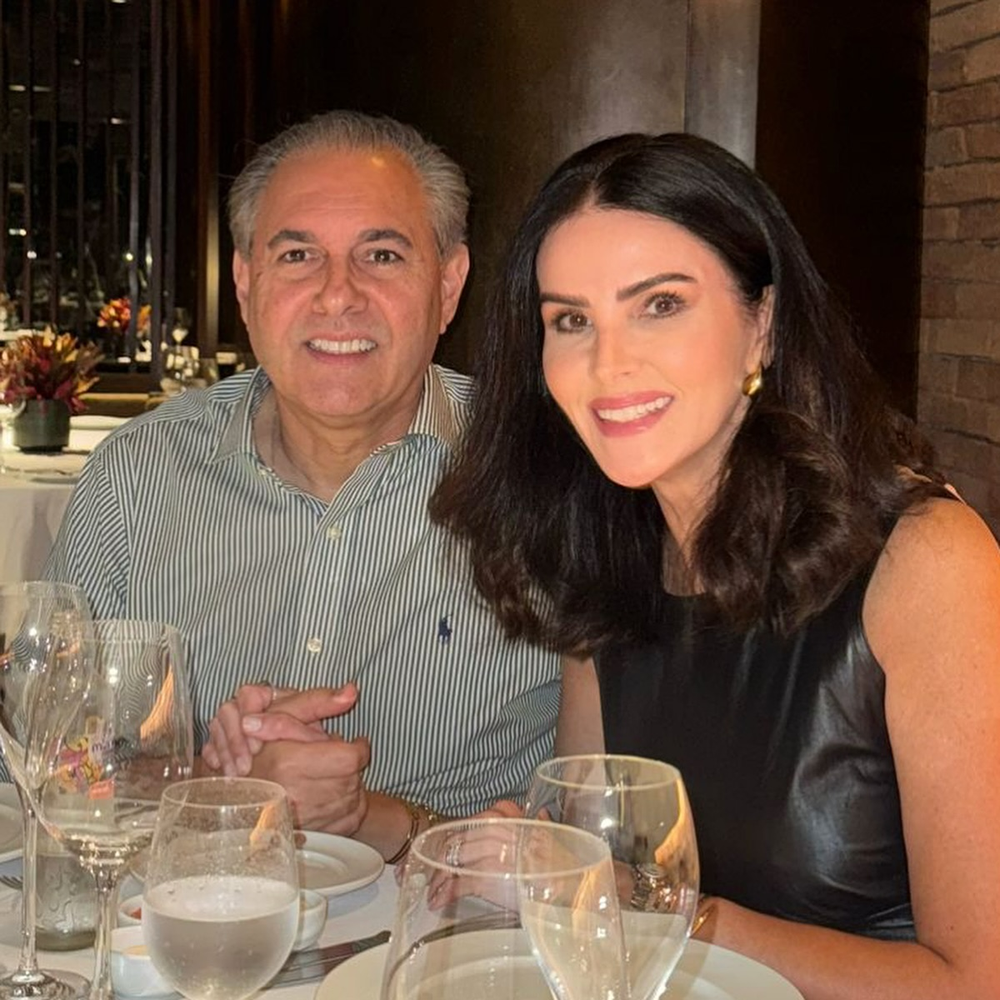 Lisandra Souto reúne família em jantar de 50 anos, posa com os filhos e apresenta o genro