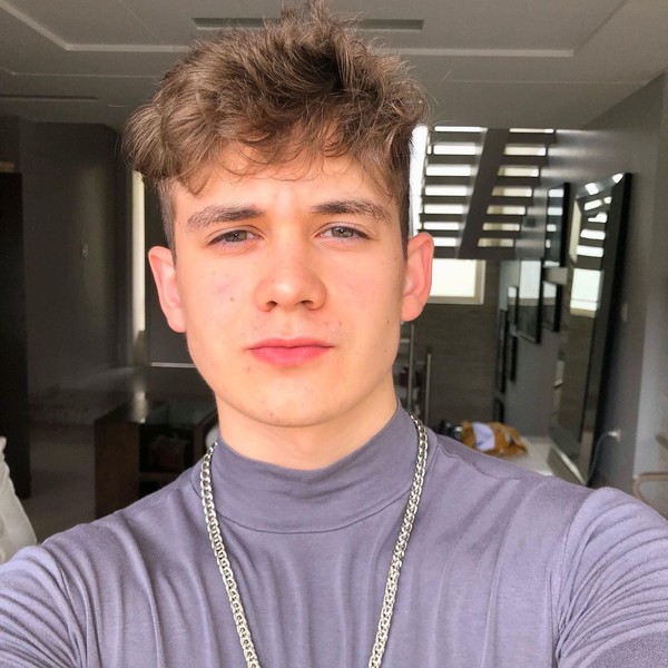 Antes de assumir namoro, Melody tinha sido vista aos beijos com ...