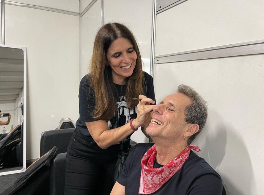 Malu Mader faz a maquiagem do marido, Tony Bellotto, durante turnê ...