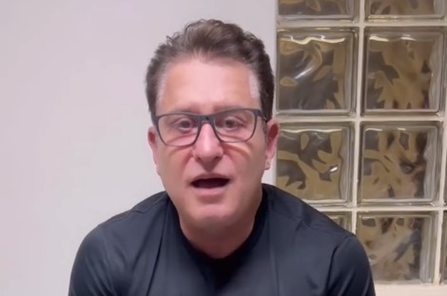 Marrone se recupera em casa após passar por cirurgia nos olhos, diz ...