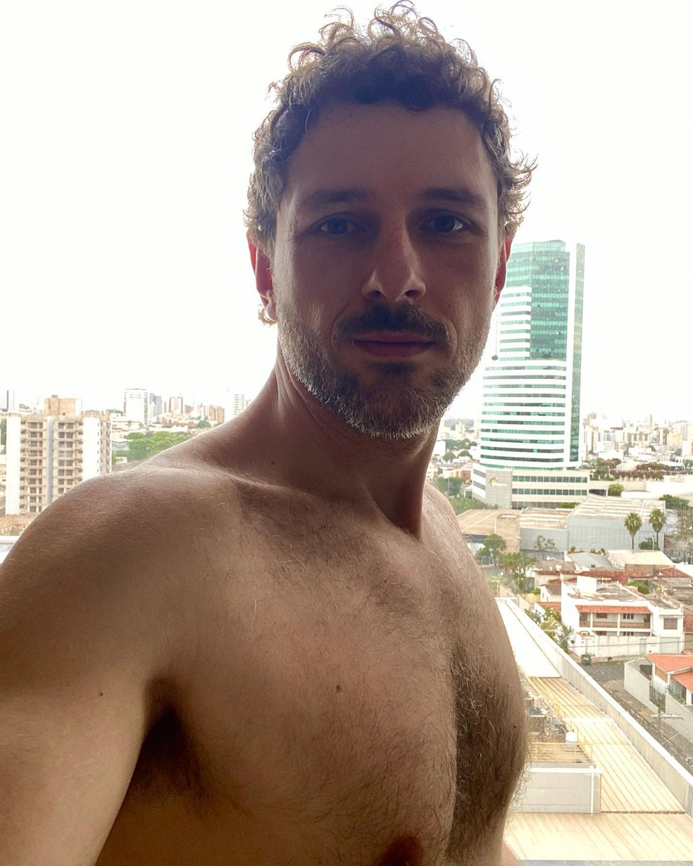 Quem é Guilherme Magon, ator que vive Leonardo, filho rejeitado de ...