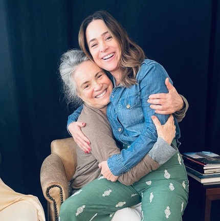 Regina Duarte posa com a nora atriz no aniversário de cinco anos da ...