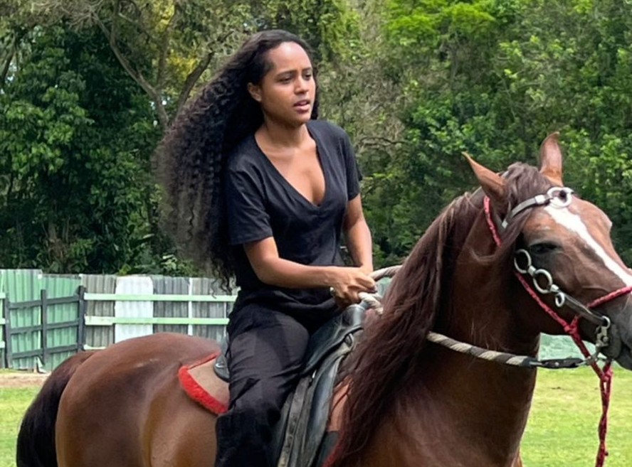 Com novo visual, Duda Santos faz aula de equitação para viver ...