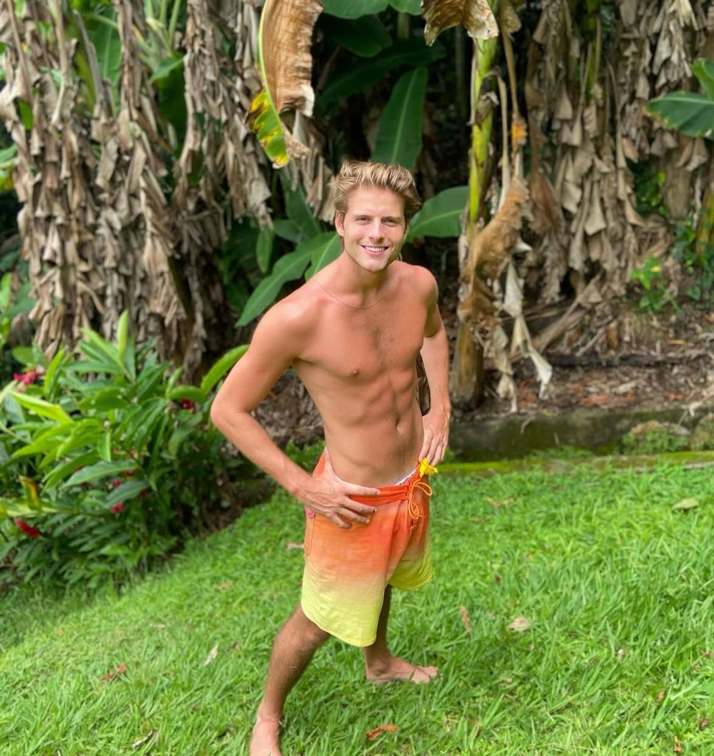 Ex-BBB Daniel Lenhardt é batizado após deixar Onlyfans: 'Minha sexualidade não vai mudar'