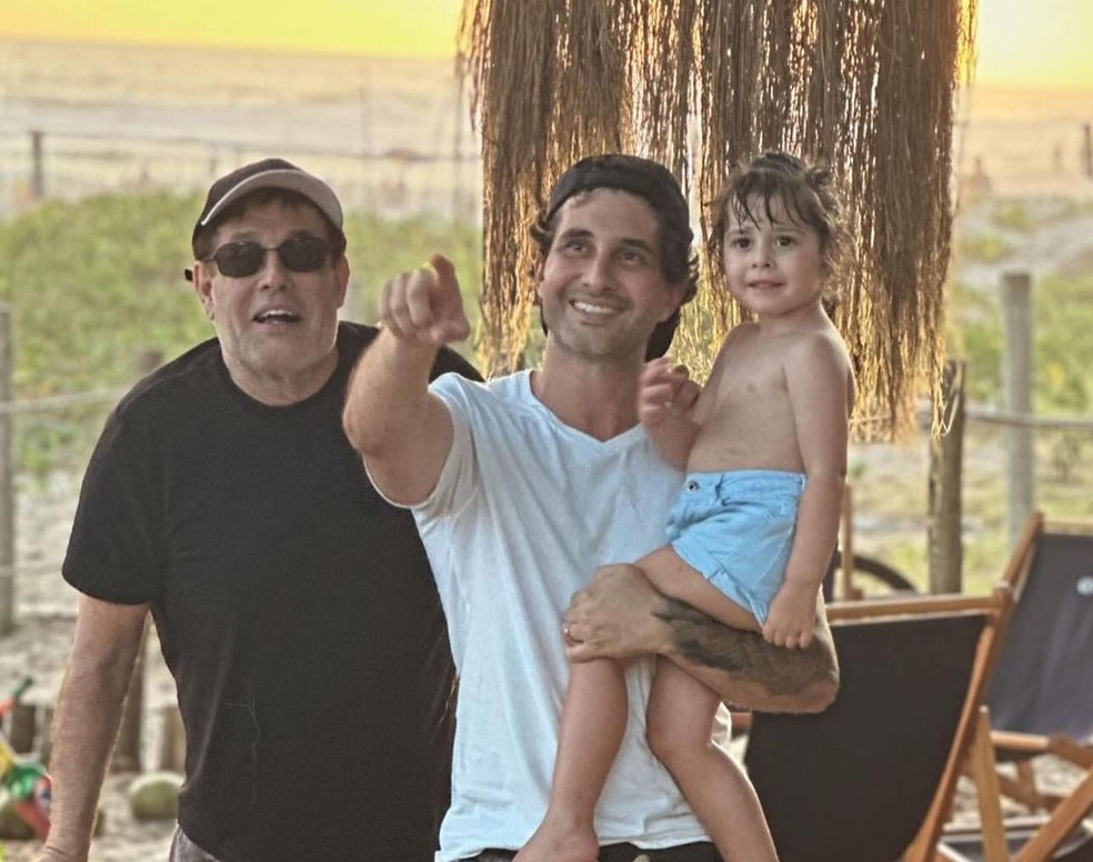 Vovô Sérgio Mallandro exibe músculos em foto sem camisa com o filho