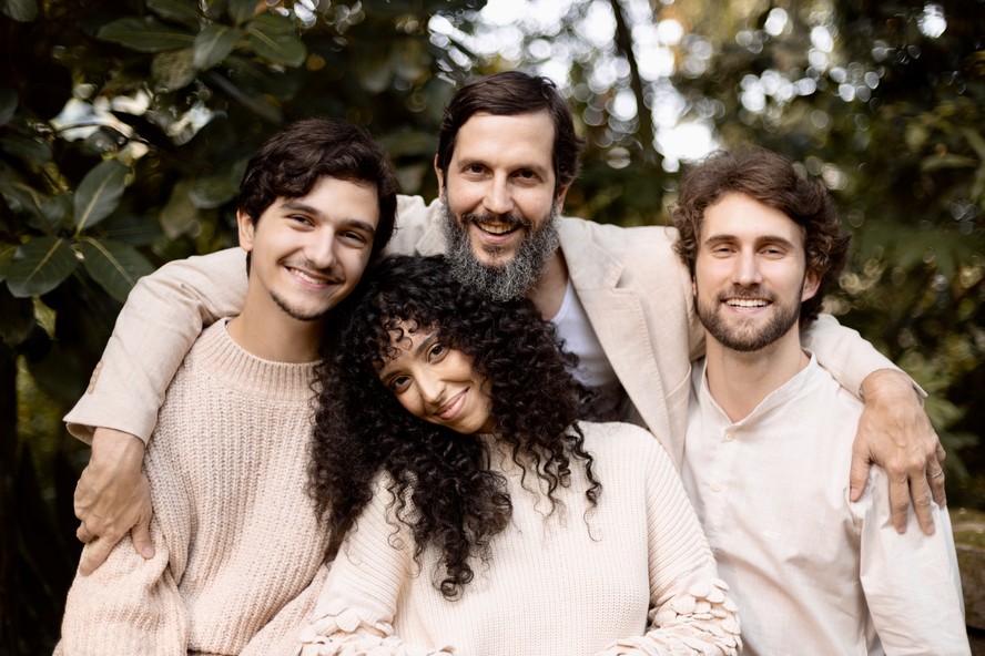 Péssimo pai na ficção, Vladimir Brichta posa com os filhos e enteado em ...