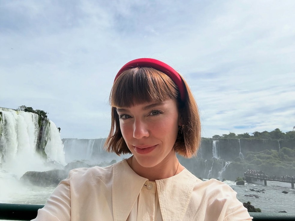 Após término com cozinheiro, Alice Wegmann tem jantar a dois e deixa local agarradinha a novo affair