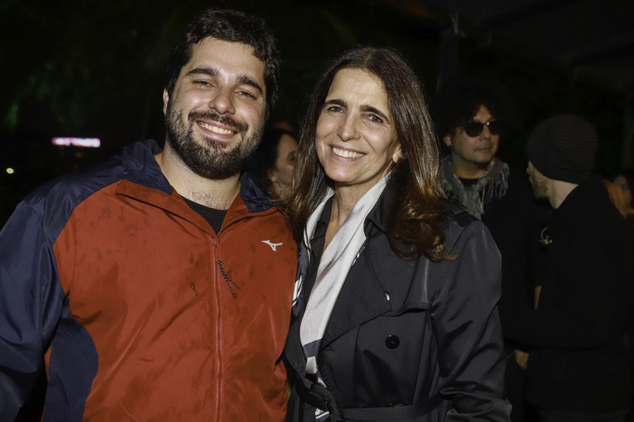 Malu Mader surge ao lado do discreto filho caçula em show no Rio