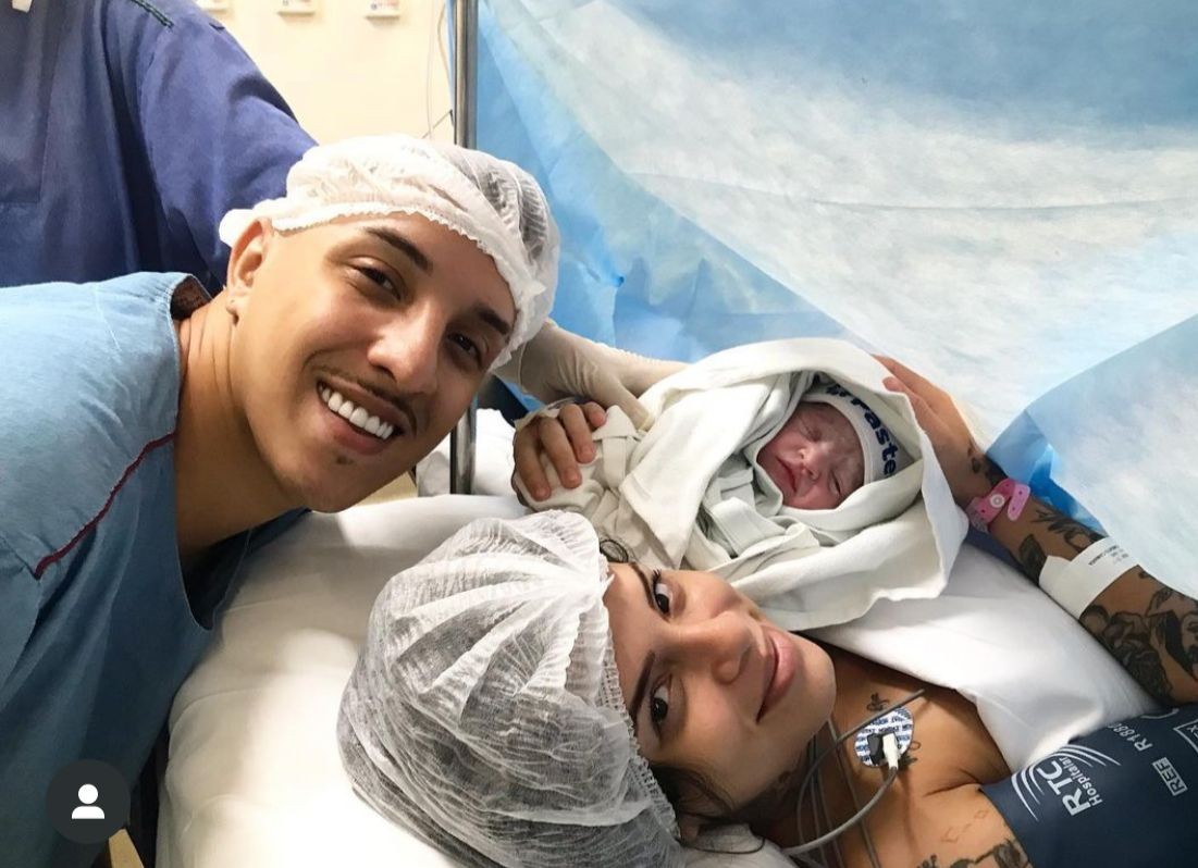 Cantor Delacruz se casa na umbanda com irmã de ex-BBB: 'Energia incrível'