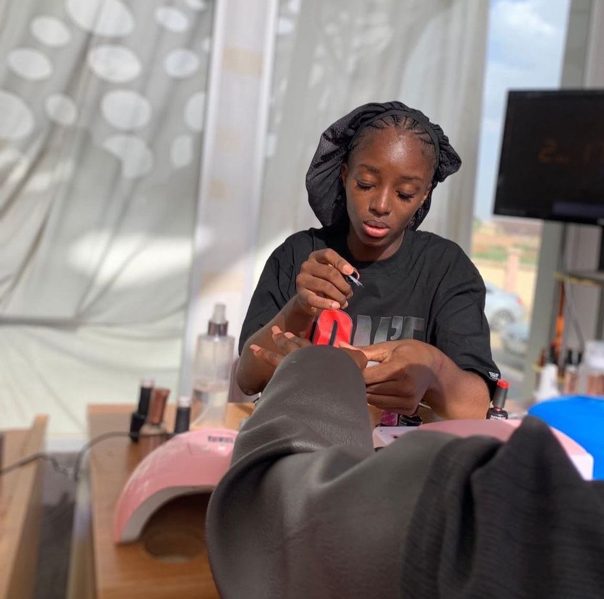 Nigeriana pinta mais de 4 mil unhas em 72 horas e mira recorde no Guinness