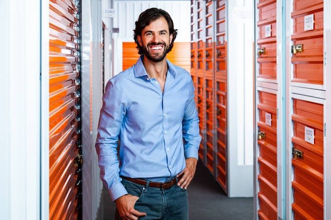 Mariana Ximenes é flagrada desfilando com novo namorado bonitão no Rio