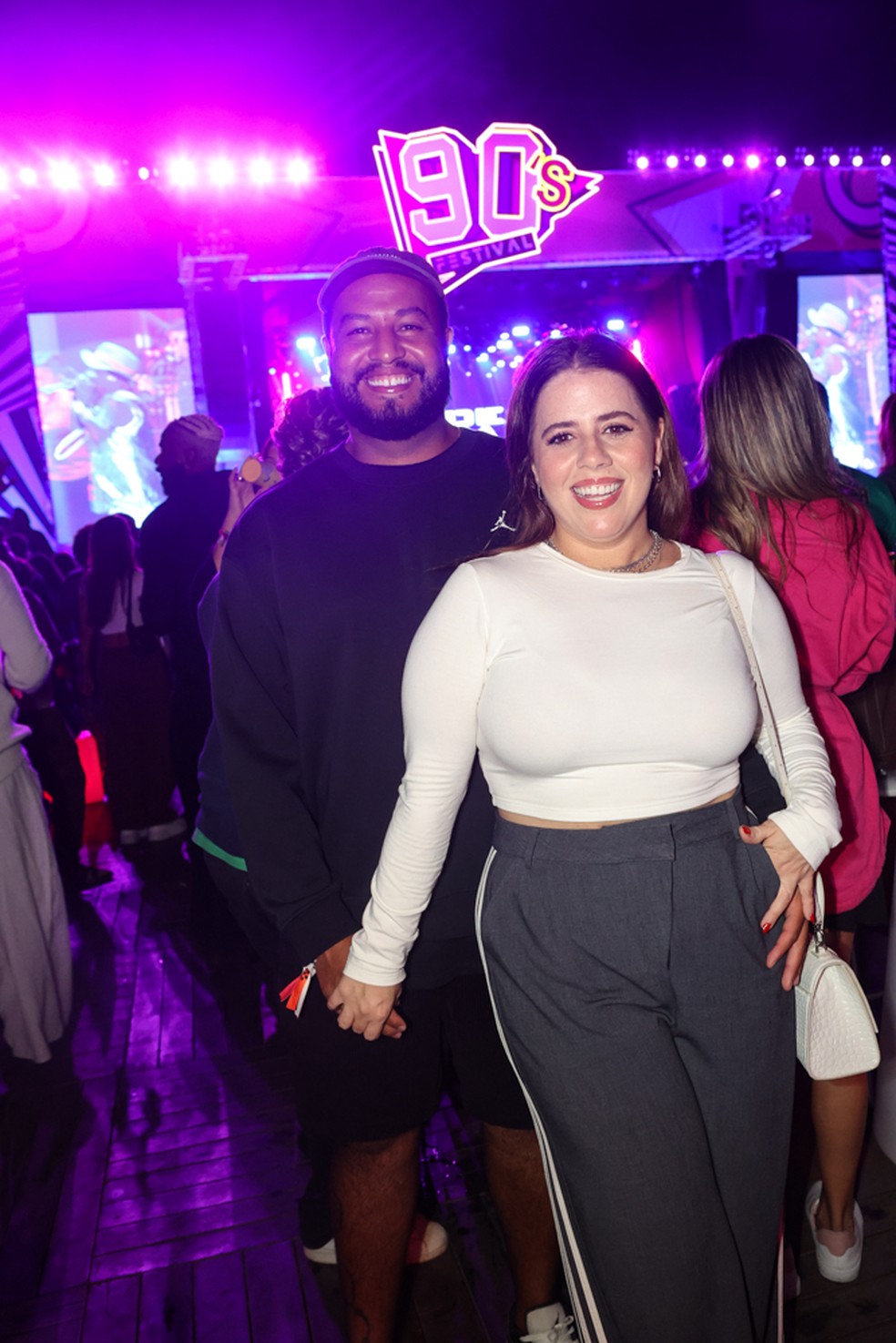 Casais curtem festival no Rio e galã de novela é flagrado aos beijos ...