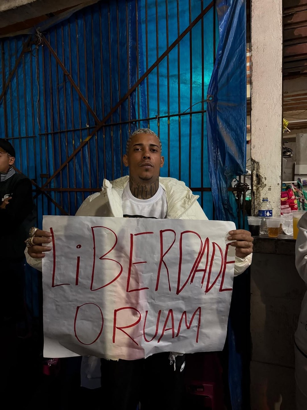 Mulher de Oruam e Poze do Rodo participam de ato na porta do Complexo ...