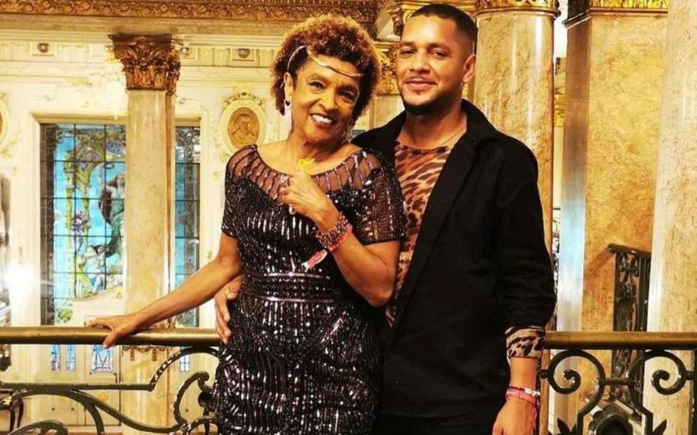 Elisa Lucinda fala de ensaio nu e namoro com fotógrafo: 'Me sinto mais bonita aos 66'