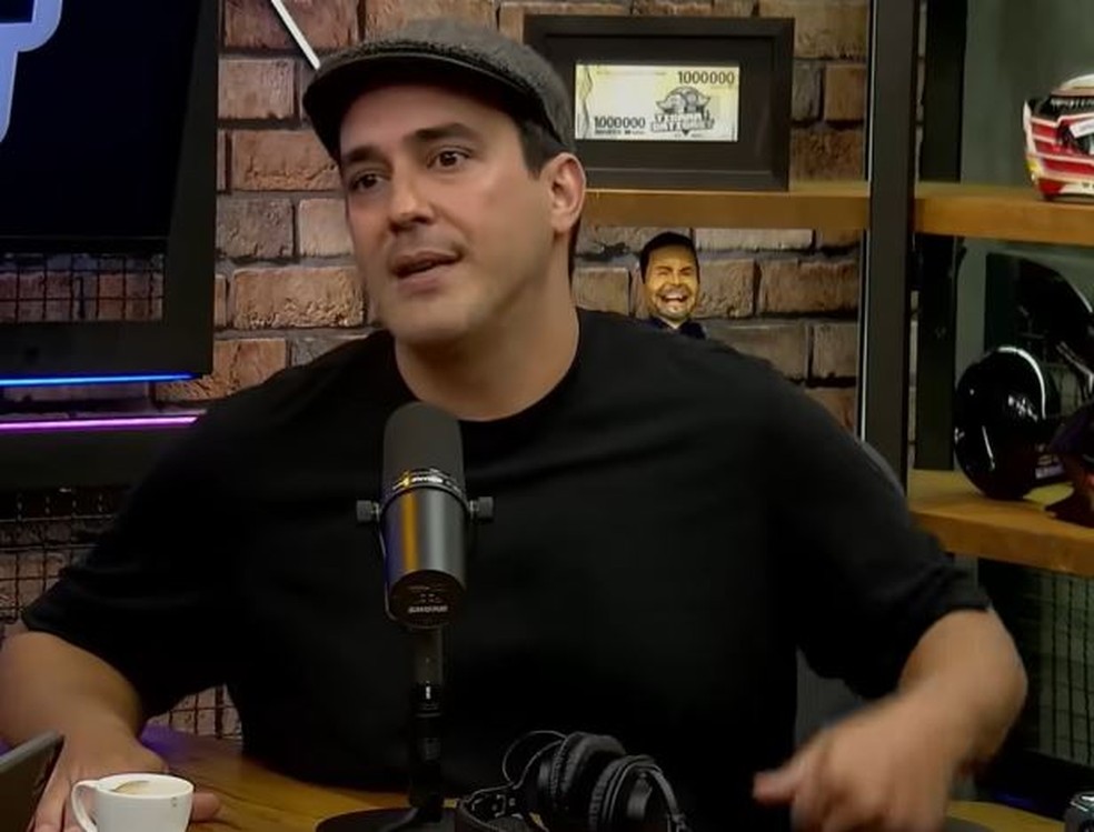 André Marques refaz famoso meme e desabafa: 'Tinha meus momentos de dores'