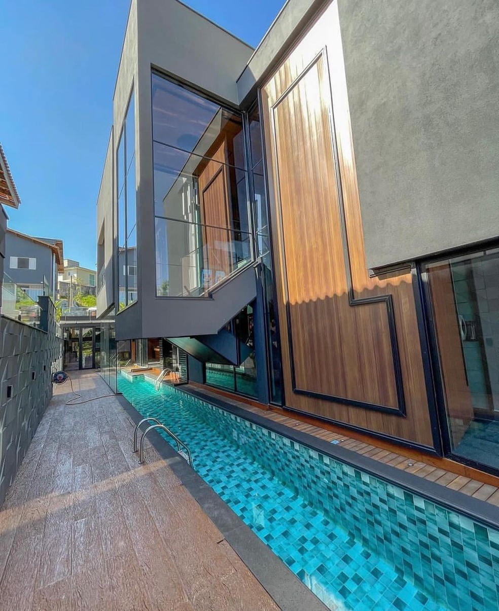 Após comprar mansão, MC Ryan vende antiga por R$ 4,5 milhões; veja fotos