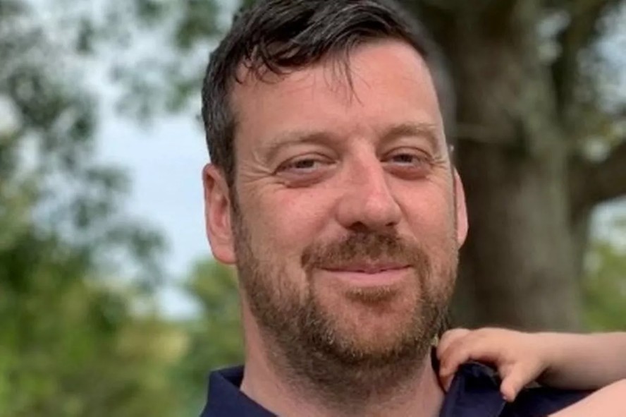 Policial é demitido após soltar um pum no rosto de colega