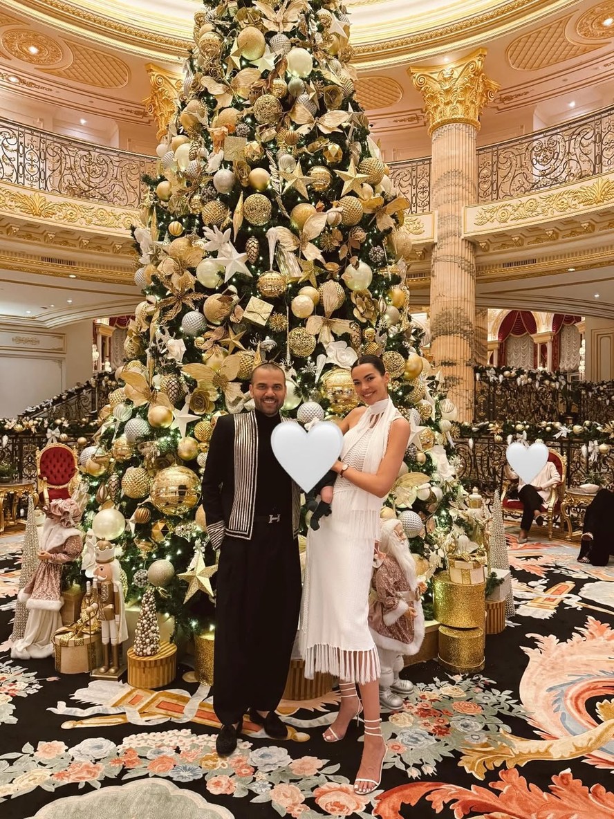 No Natal, Joana Sanz posa com Daniel Alves e o filho, sem mostrar o ...