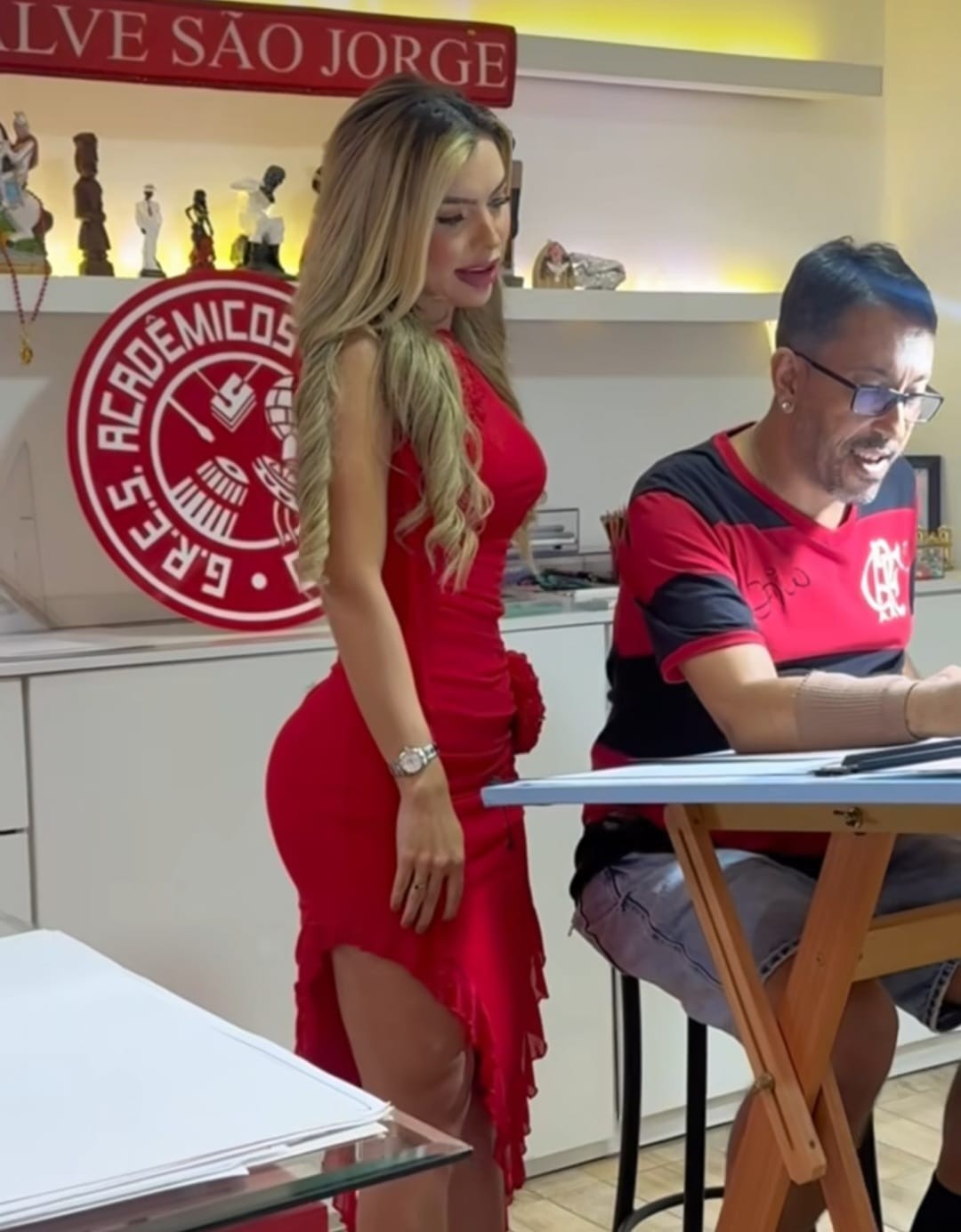 Musa do Salgueiro, dermatologista que mora no Paraguai é criticada por falta de samba no pé: 'Em ...