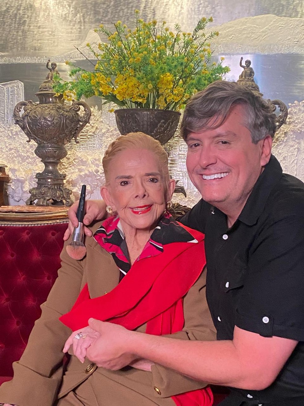 Socialite Regina Lemos Gonçalves volta para mansão após prisão de ex ...