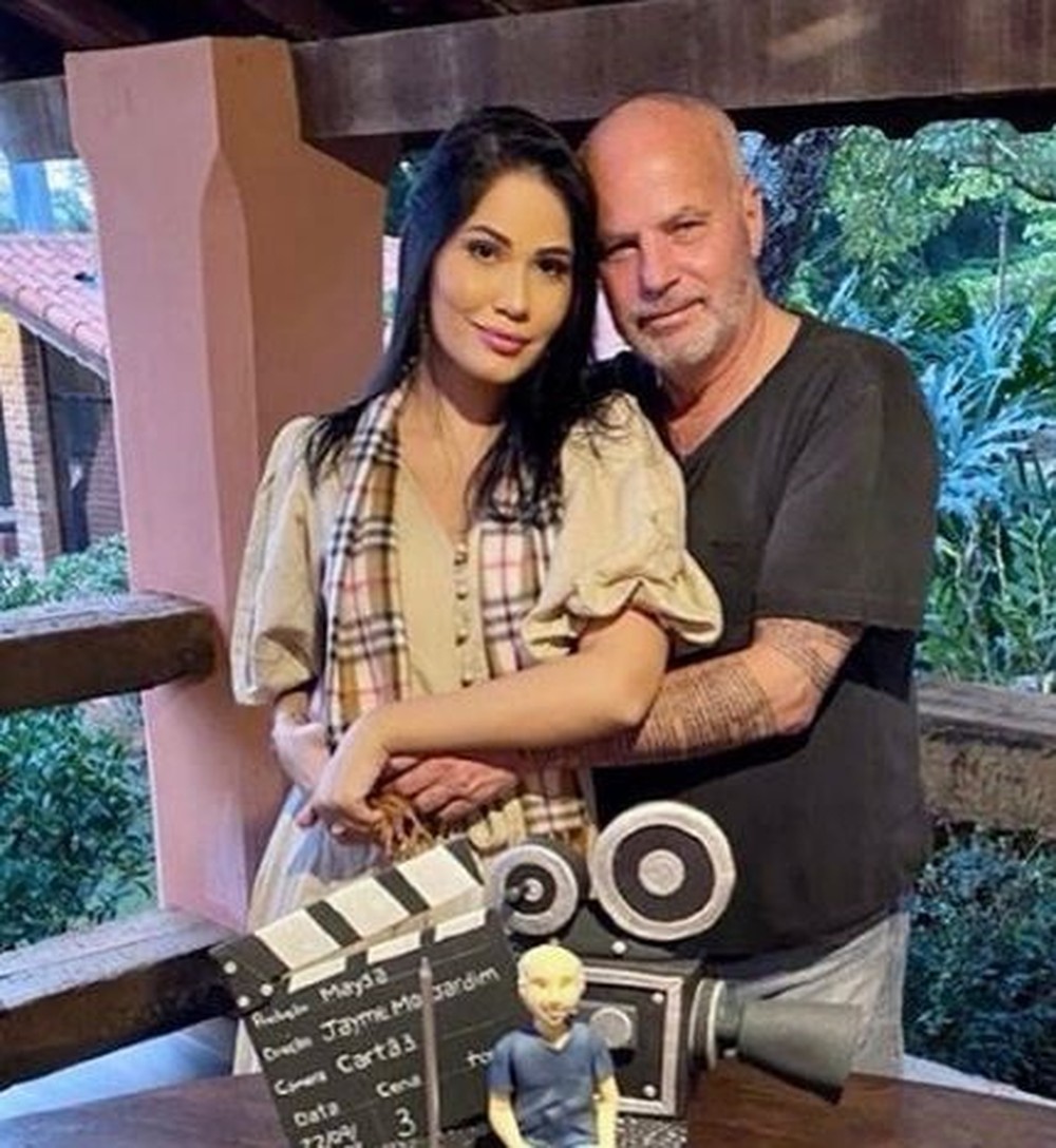 Atriz de 26 anos revela noivado com diretor Jayme Monjardim, de 67