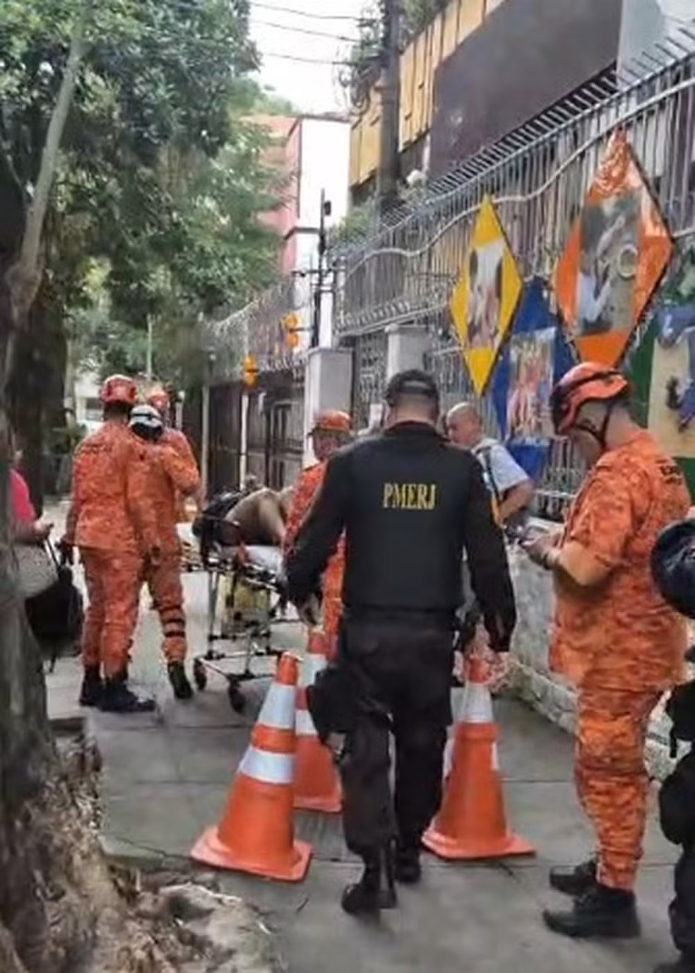 Vídeo: mulher cai em bueiro no Maracanã aberto por suspeitos poucas ...