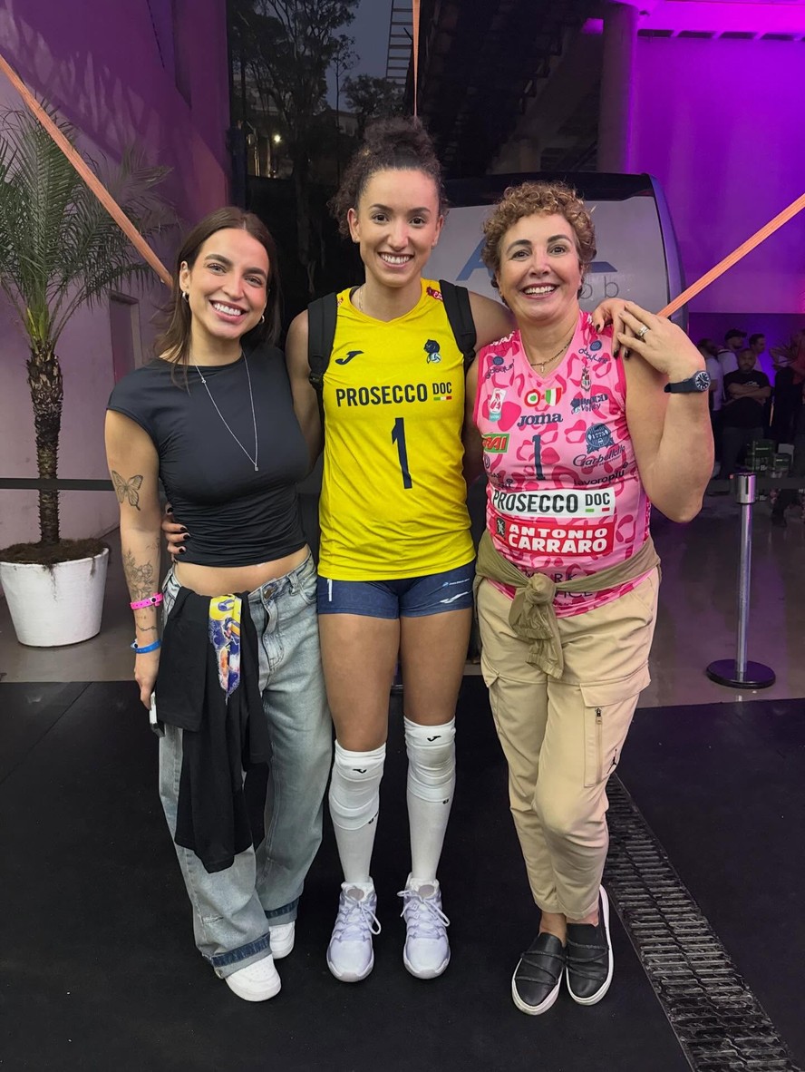 Estrela do vôlei, Gabi Guimarães reúne a mãe e a namorada Boo Unzueta ...