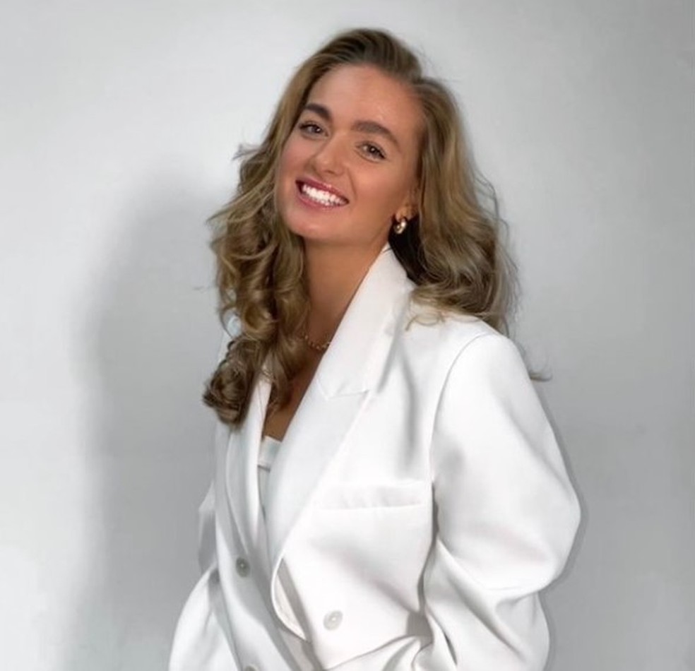 Recém-coroada Miss Escócia é retirada à força da plateia de jogo de ...