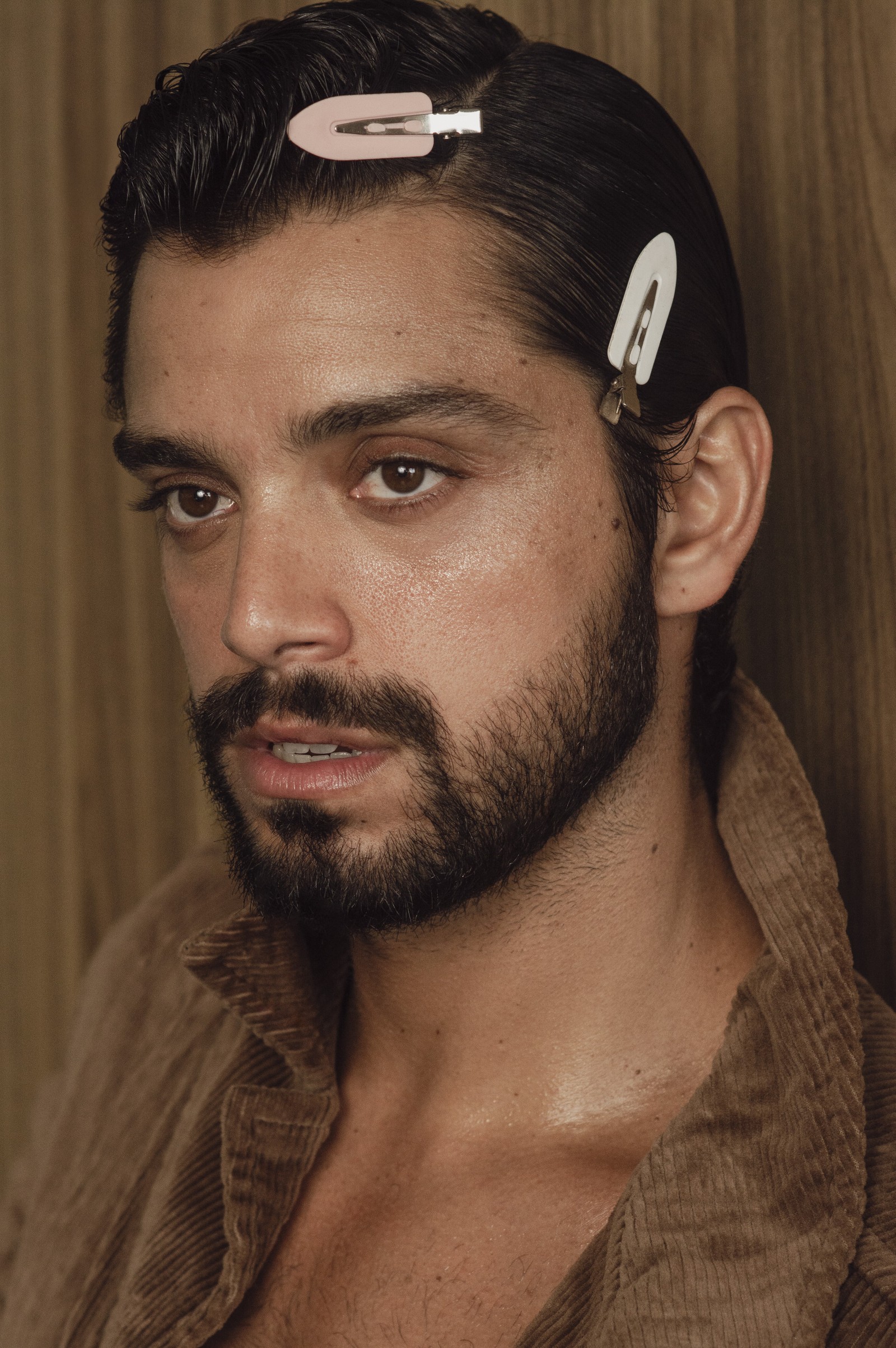 Rodrigo Simas esbanja sensualidade em novo ensaio na piscina: 'Maduro e ...